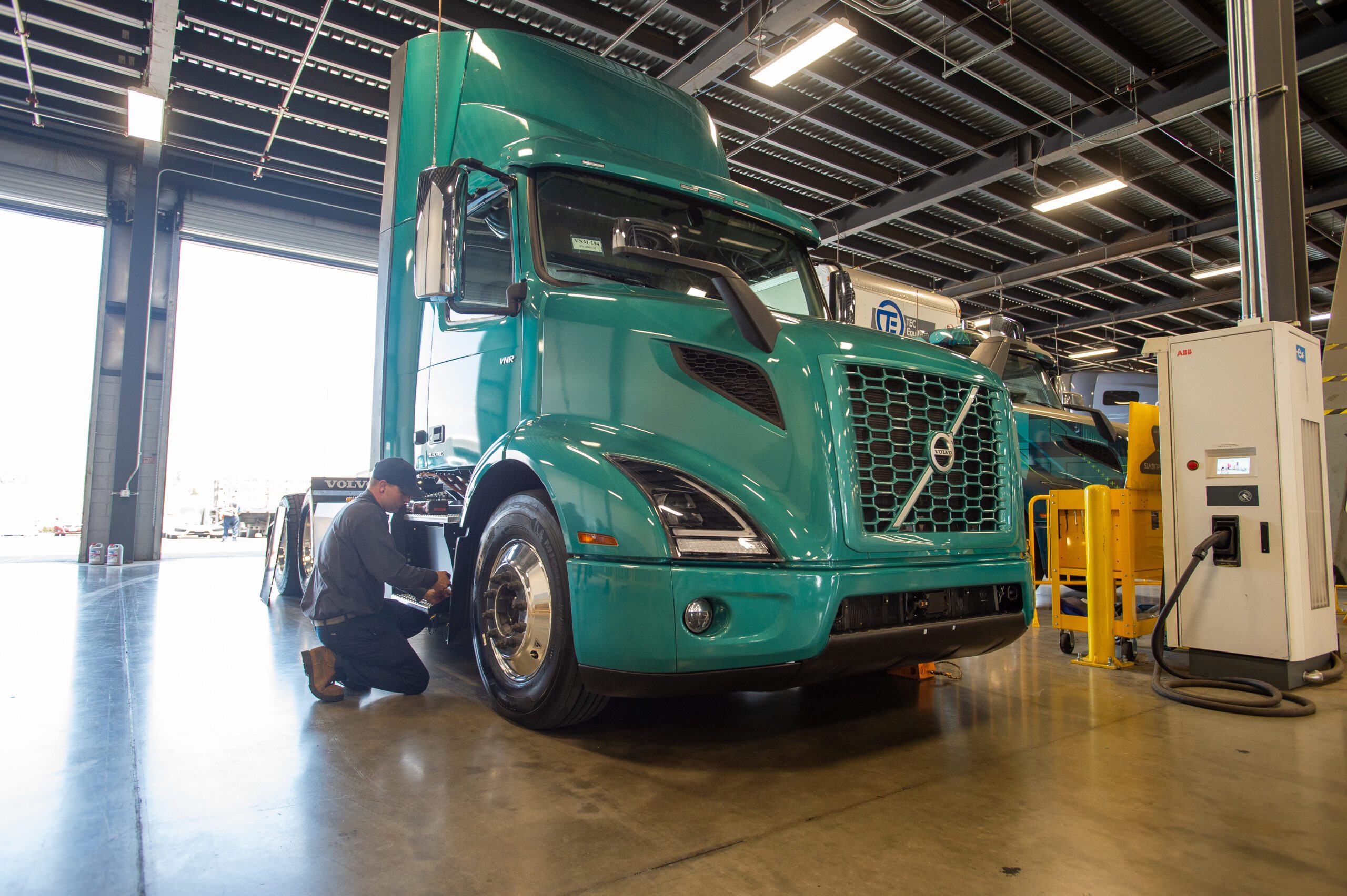 Volvo Trucks Names TEC Equipment Fontana as First Volvo EV Certified ...